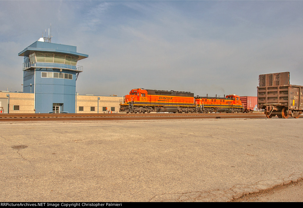 BNSF 1570 and BNSF 1281